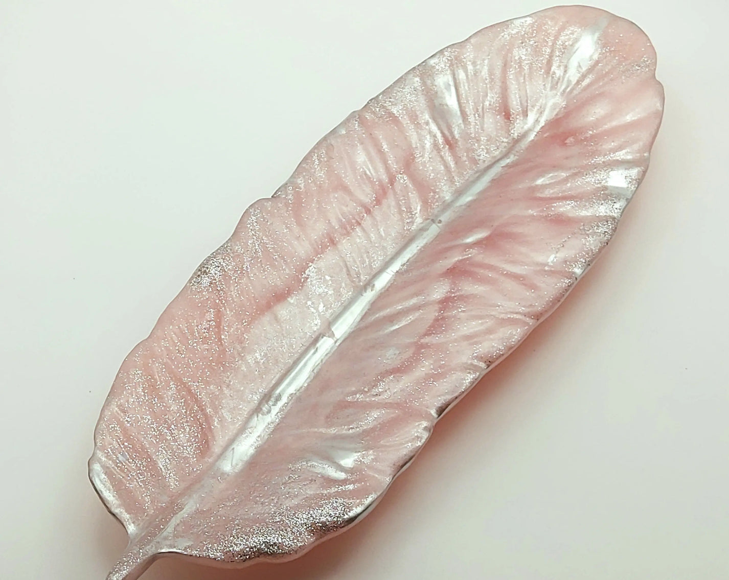 Vide-poches PLUME en résine époxy. Rose poudré et argent - PRETTY