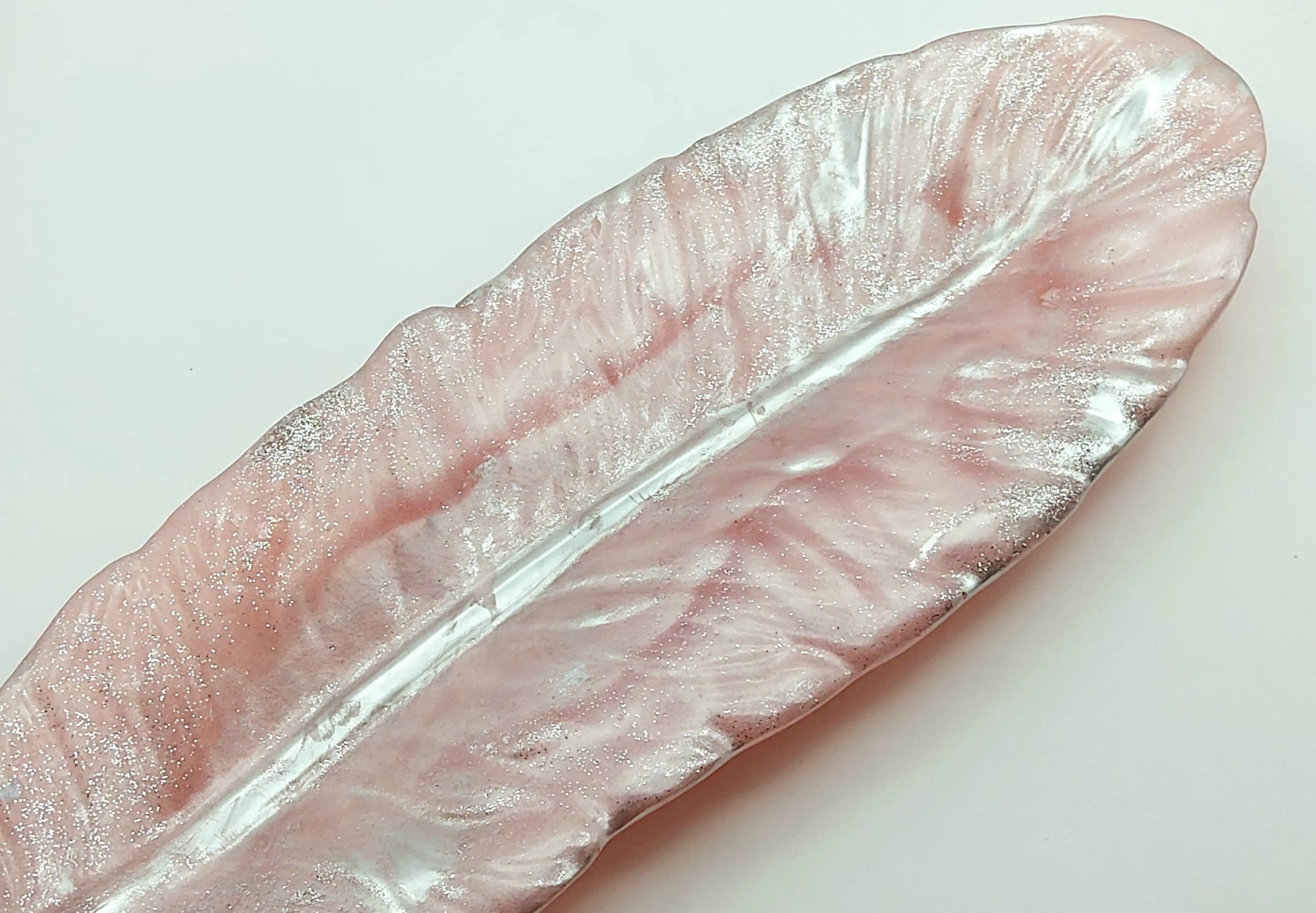 Vide-poches PLUME en résine époxy. Rose poudré et argent - PRETTY